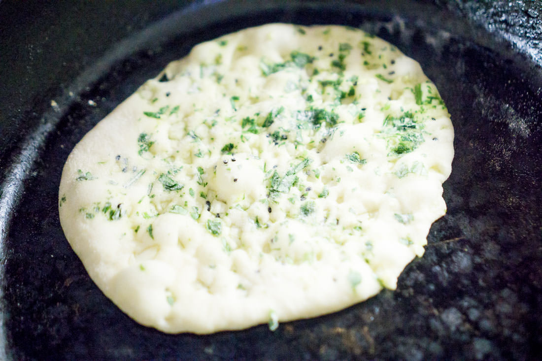 Garlic Naan (Indian Flatbread) - nommymommy